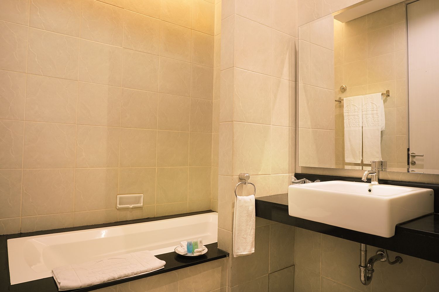 GDG-bathroom-h1000px-compressor - Grand Kecubung Hotel